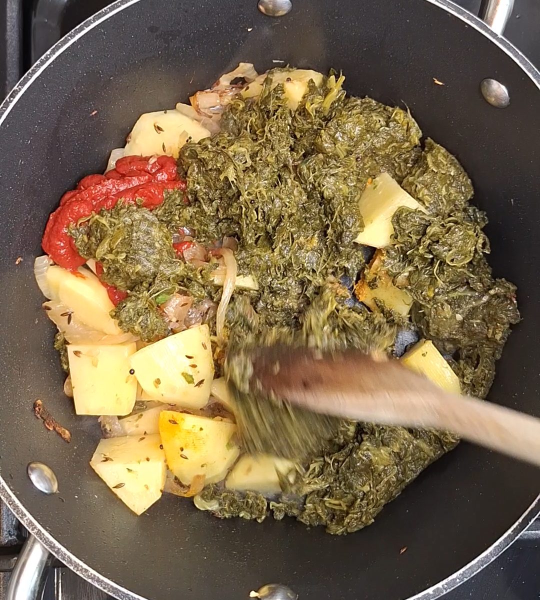Saag Aloo Recipe: Easy, Authentic Indian Spinach and Potato Curry ...