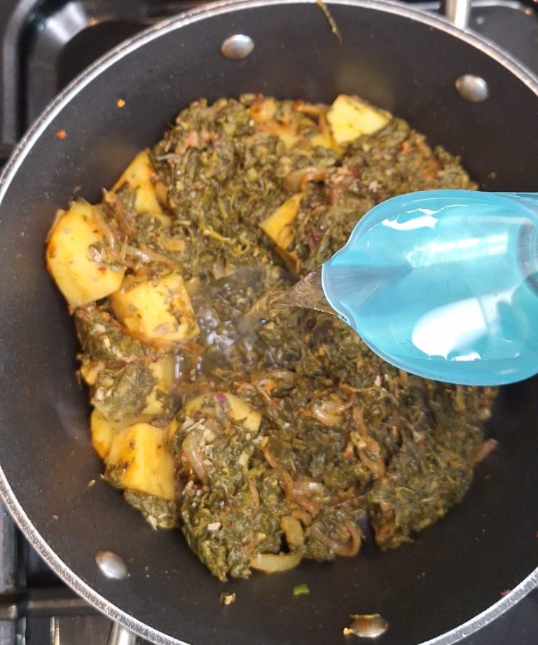 Saag Aloo Recipe: Easy, Authentic Indian Spinach and Potato Curry ...