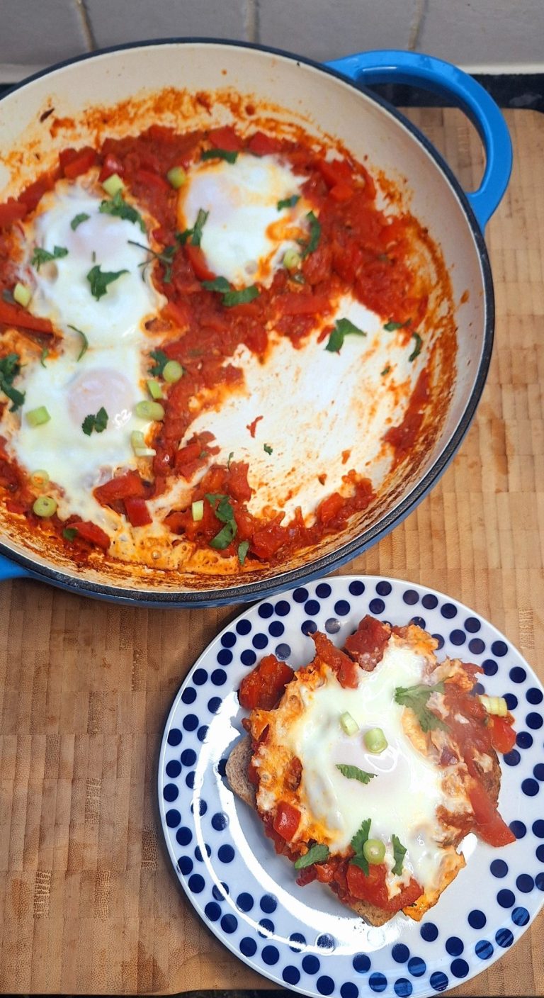 Shakshuka Recipe: Easy, Flavourful Middle Eastern Eggs in Tomato Sauce ...